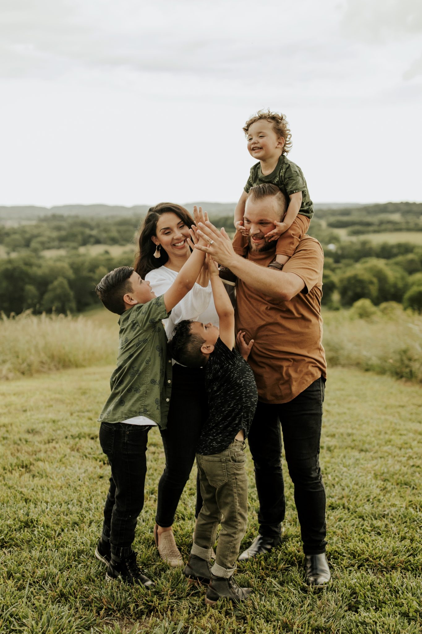 MINI FAMILY POSING GUIDE - Becca Cannon | Colorado Elopement Photographer
